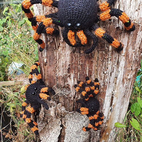 Ravelry: Tarantula Spider Baubles pattern by Hazel Daley