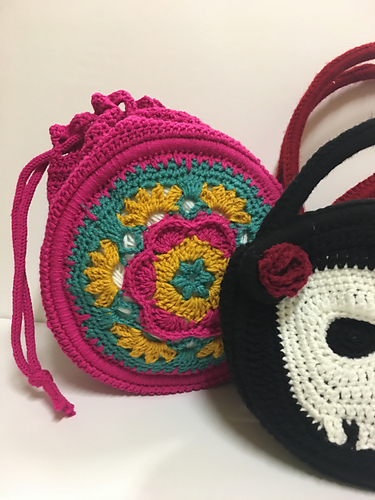 Ravelry: Holiday gift or treat bag pattern by Heather Crouch