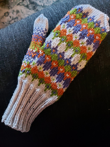 Ravelry: Happy Mittens pattern by Meiju Kallio