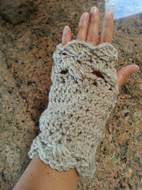 Ravelry: Fingerless flip mittens pattern by Helen Brady