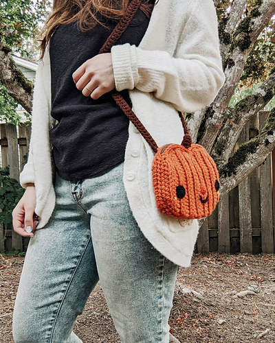 Ravelry: Crossbody Pumpkin Bag pattern by Hello Happy