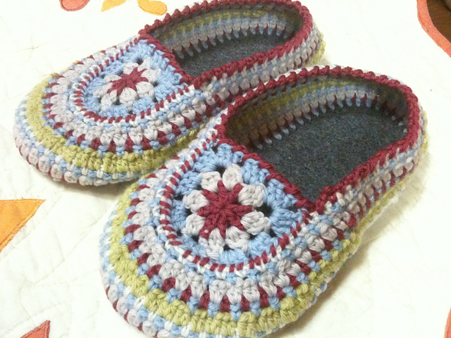 Ravelry: p.17 Ecology Color Room Shoes pattern by Makiko Okamoto (岡本 真希子)