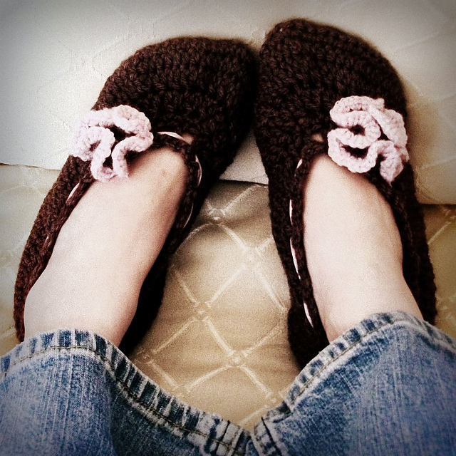 Ravelry: Ladies Ruffle Flower Slippers pattern by Lisa van Klaveren