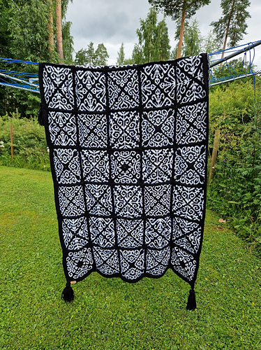 Ravelry: Elämä on runo - kirjoneulepeitto pattern by Sari Ojalehto