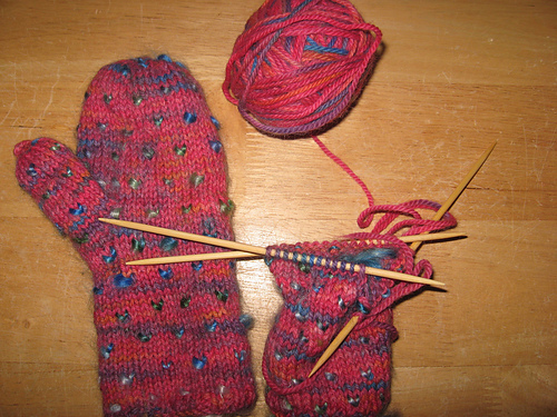 Ravelry: Thrum Mittens pattern by Fleece Artist