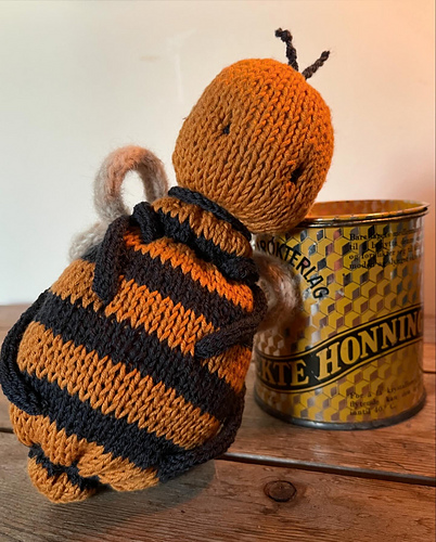 Ravelry: Willow Bee pattern by Sandra Magalhães