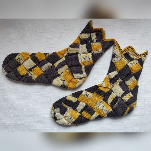 Ravelry: Royal Entrelac socks pattern by Baiba Jautaiķe