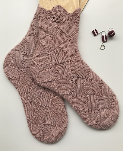 Ravelry: Royal Entrelac socks pattern by Baiba Jautaiķe