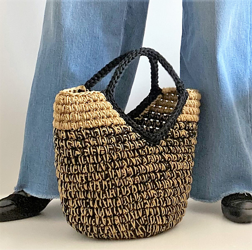 Ravelry: V-Bag pattern by isWoolish