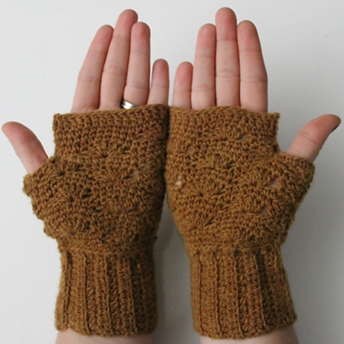 Ravelry: Shell Wave Fingerless Mittens pattern by Ioana van Deurzen