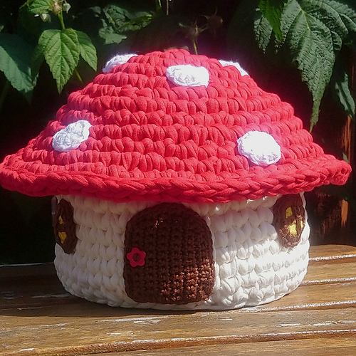 Ravelry: Toadstool Basket Fairy House pattern by Janferie MacKintosh