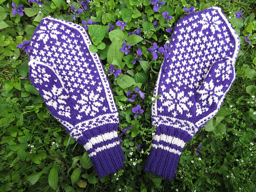 Ravelry: "Selbuvott or not" alias Selbu Sea Horse Mittens pattern by ...