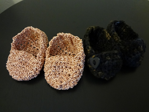 Ravelry: Cross Over Toe Baby Ballet Slippers pattern by Laura Hooker