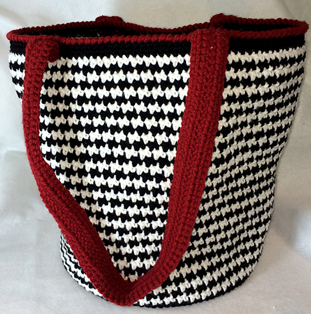 Ravelry: Houndstooth Tote Bag pattern by Jenn Lochte