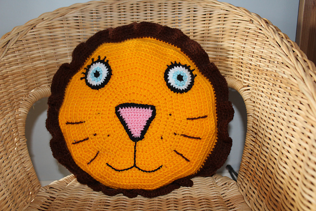 Ravelry: lion cushion pattern by Jessica Borton