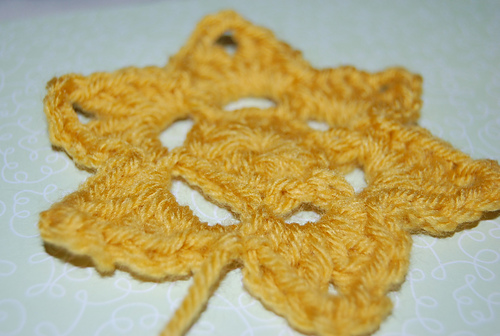 Ravelry: Beginner's Flower/ 6-Point Star pattern by Jayna Grassel