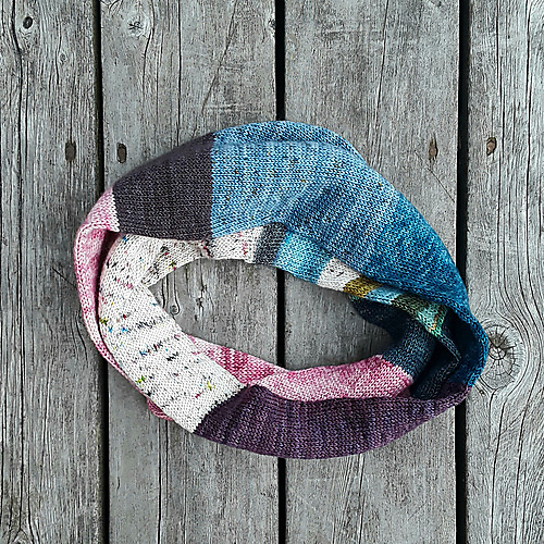 Ravelry: Round and Round Cowl pattern by Jennifer Knight
