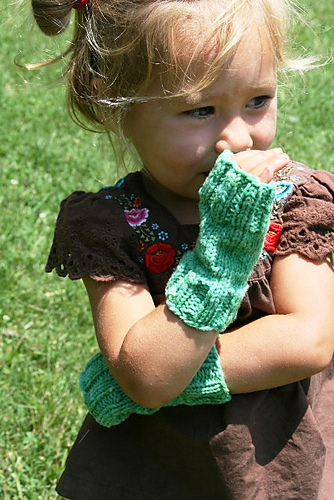 Ravelry: mini mitts pattern by jessi koontz