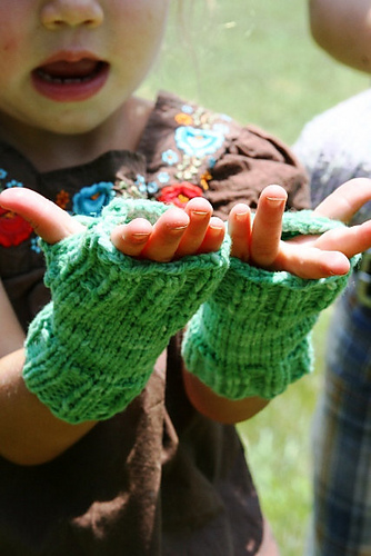 Ravelry: mini mitts pattern by jessi koontz