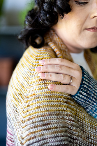 Ravelry: Luna Shrug pattern by Julme Conradie