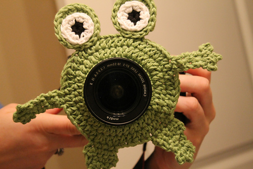 Ravelry: Frog Camera Buddy pattern by Kristin Hankins