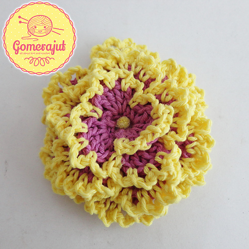 Ravelry: Stephanie’s Fuzz Flower (Frilly Style) pattern by Gomerajut