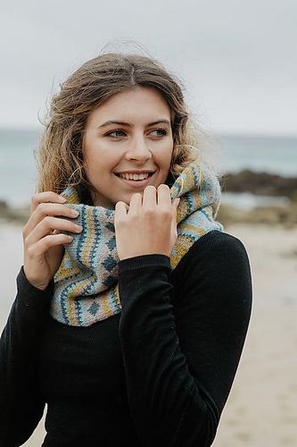 Ravelry: Diamond Steps Cowl pattern by Emily Joy Rickard