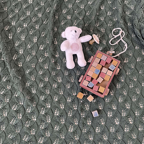 Ravelry: Babytæppe med bladranker pattern by Karin Hørkilde