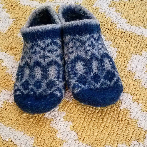 Ravelry: Treskotøffel i tre farger pattern by Arne & Carlos