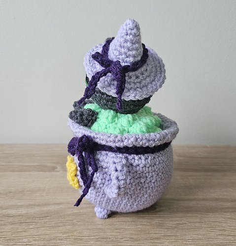 Ravelry: Cauldron Kitty pattern by Kayla Shea.