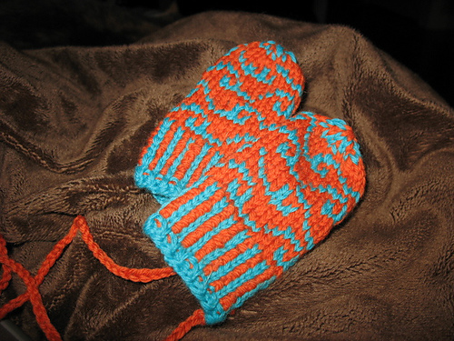 Ravelry: two colour baby mittens pattern by Alien Sunset