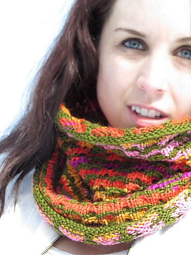 Ravelry: Reversible Colors Cowl pattern by Hélène Rush