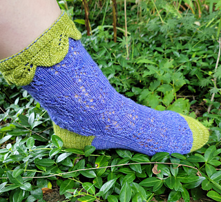Ravelry: Tiptoe Through the Periwinkles pattern by Allison Sarnoff