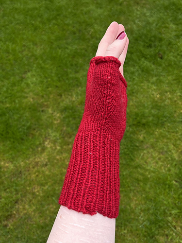 Ravelry: sweater scrap mitts pattern by Jessica Mathieson