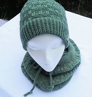 Ravelry: Garter Carriage ribbed Hat and Snood pattern by Helen Fox