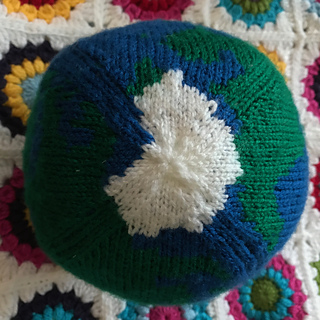 Ravelry: Large Knitted Globe pattern by Ruth Haydock
