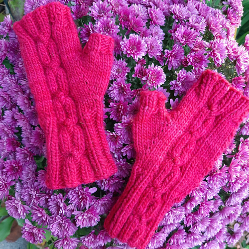 Ravelry: Knitty Knotty mitts pattern by Susan Ashcroft