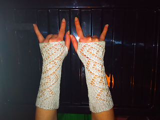 Ravelry: koffing's Diamond Lace Gauntlet for Weronti
