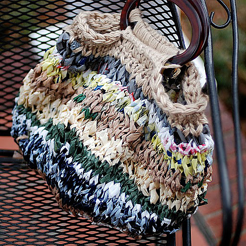 Ravelry: Plastique Plarn Purse pattern by Katie Rose Pryal