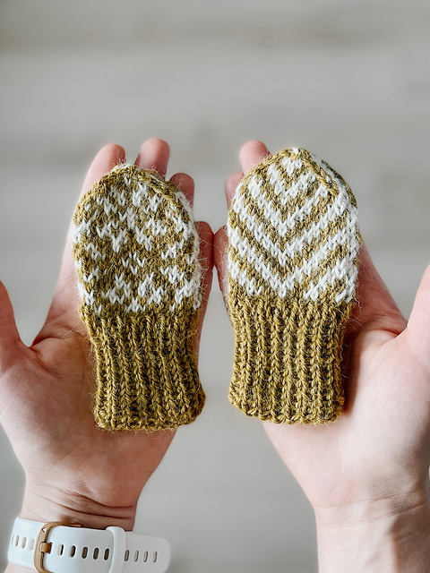 Ravelry: Baby Starlet Mittens No2 pattern by Karolina Adamczyk