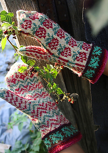Ravelry: Raspberry Mittens pattern by Natalia Moreva