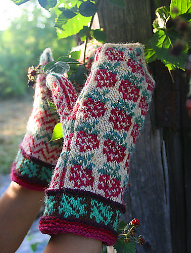Ravelry: Raspberry Mittens pattern by Natalia Moreva