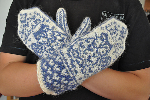 Ravelry: Cat & Kitten Mittens pattern by Natalia Moreva