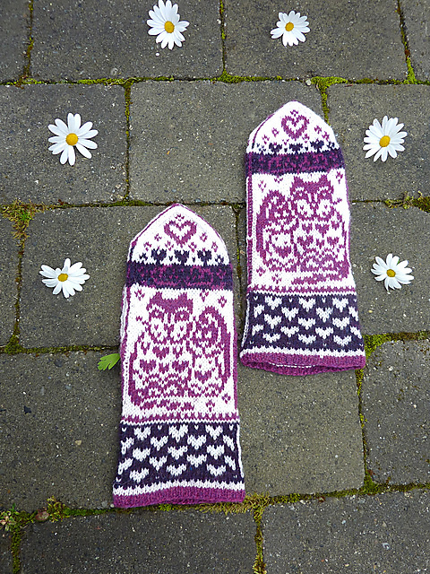 Ravelry: Cat & Kitten Mittens pattern by Natalia Moreva