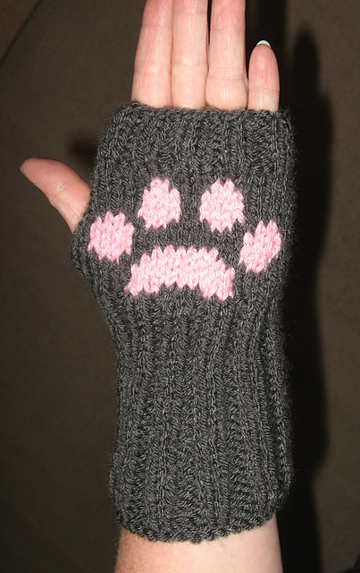 Ravelry: Knittin' Kitten Mittens pattern by Claire Reagan