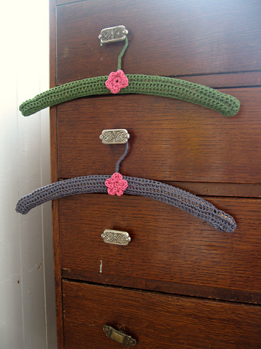 Ravelry: Pretty Coat Hanger Cover with Flower pattern by lainsie