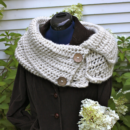 Ravelry: Lulu's Cowl - Cache Cou de Lulu pattern by Lucinda Iglesias