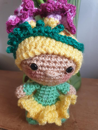 Ravelry: Wee Weebee Flower Dolls pattern by Laura Tegg