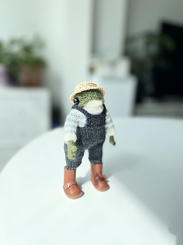 Ravelry: Overalls for frog pattern by Ahyoun Lee