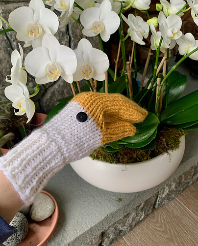 Ravelry: Sleeping Goose Mittens pattern by Lena Mathisson